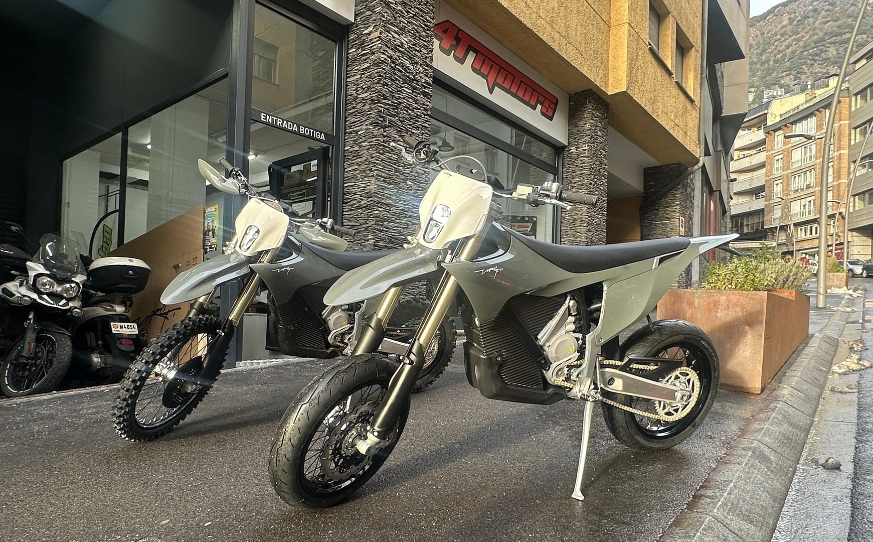 Varg SM 2026: la supermotard elèctrica que trenca esquemes